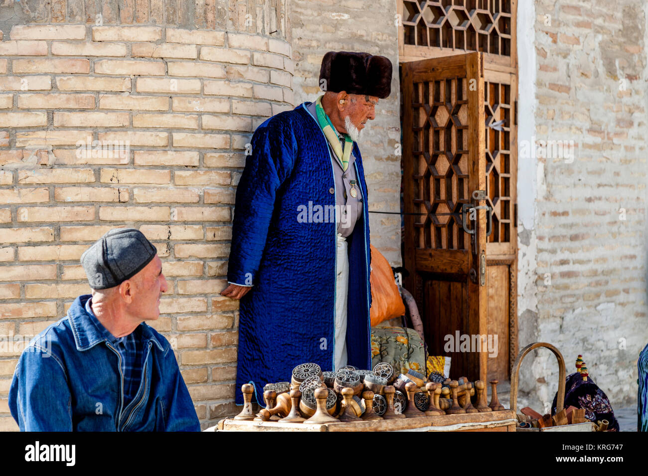 Uzbek man in traditional costume hi-res stock photography and images ...