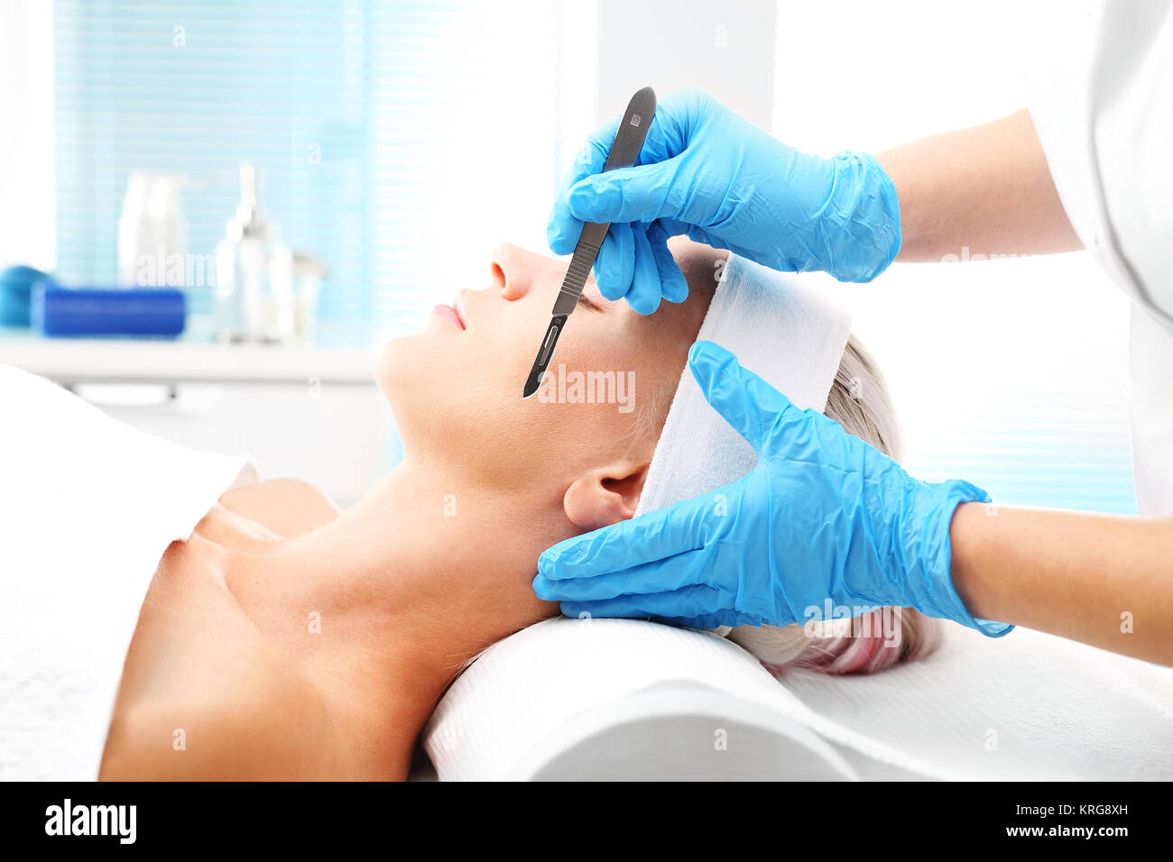 white woman during surgery using a scalpel Stock Photo - Alamy