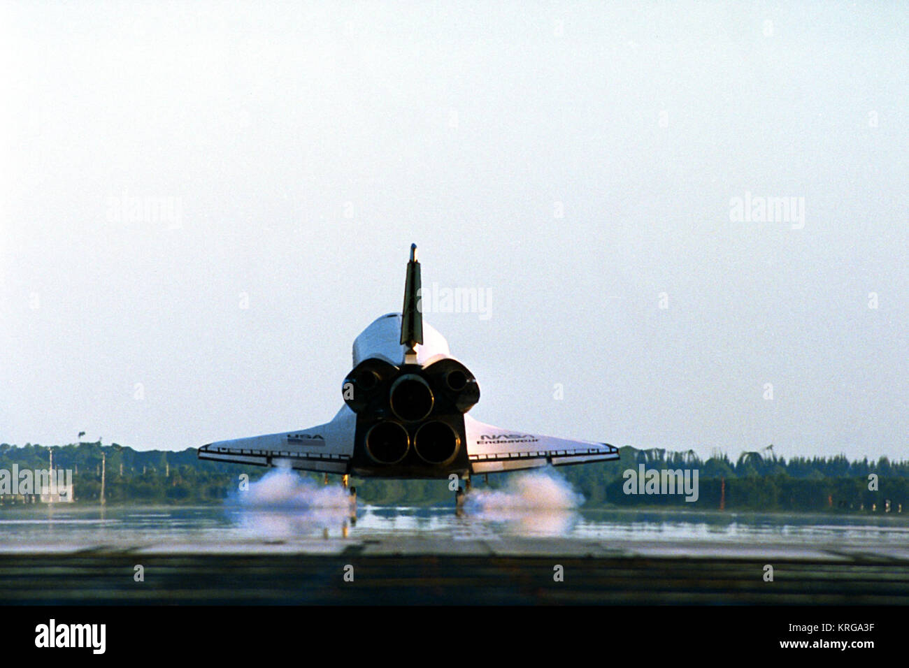 STS-89 Endeavour landing Stock Photo - Alamy