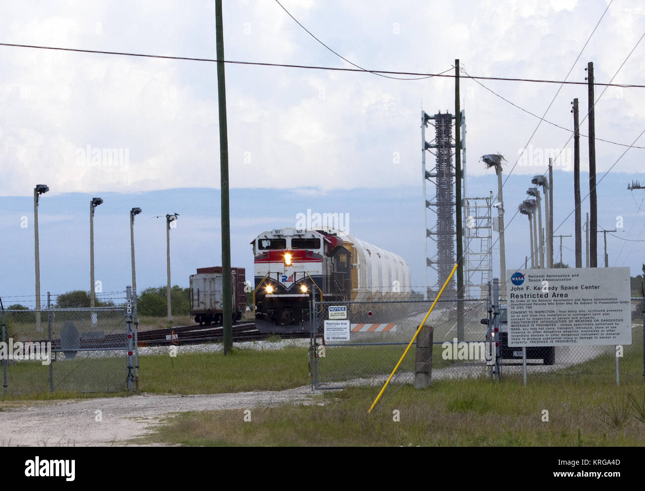 STS-135 A train delivers the last SRB segments Stock Photo - Alamy