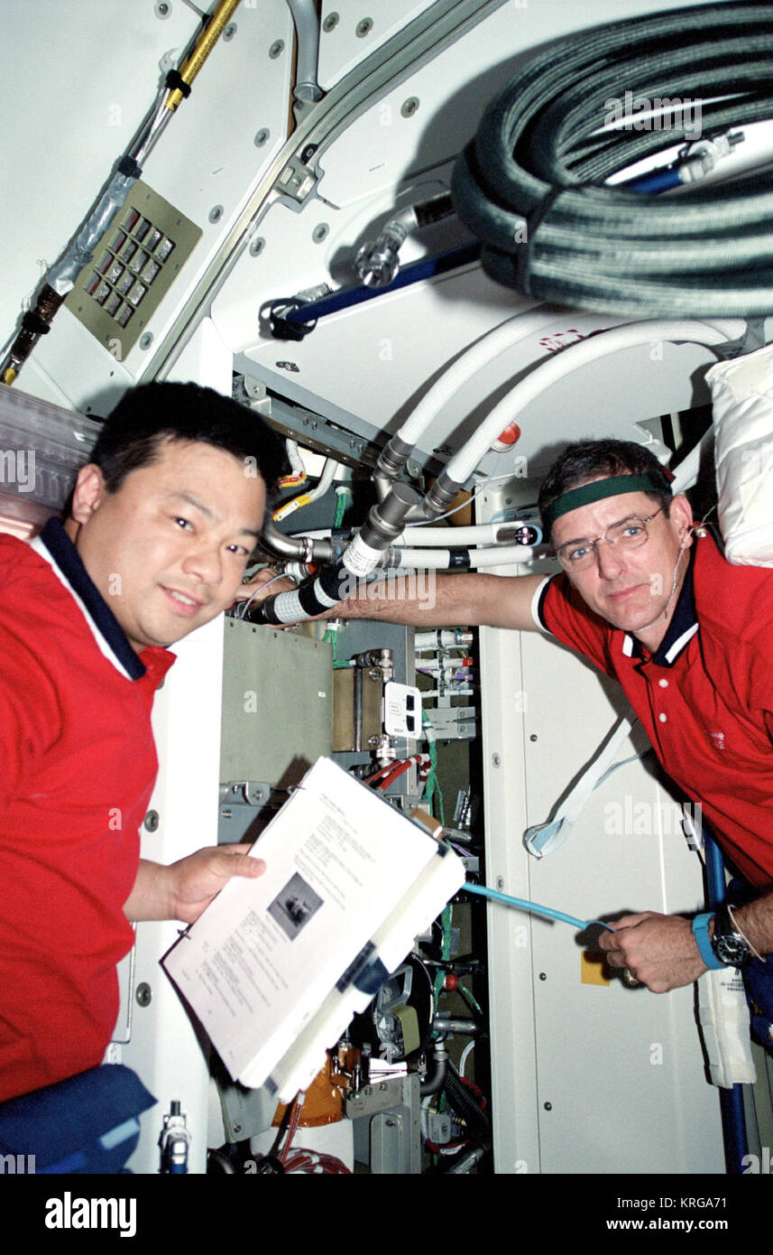 STS 92. Astronauci Chiao i McArthur Stock Photo - Alamy