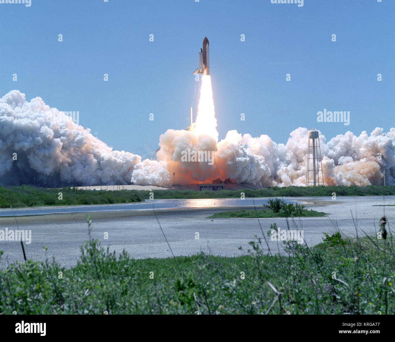 Sts 121 space shuttle discovery launch hi-res stock photography and ...