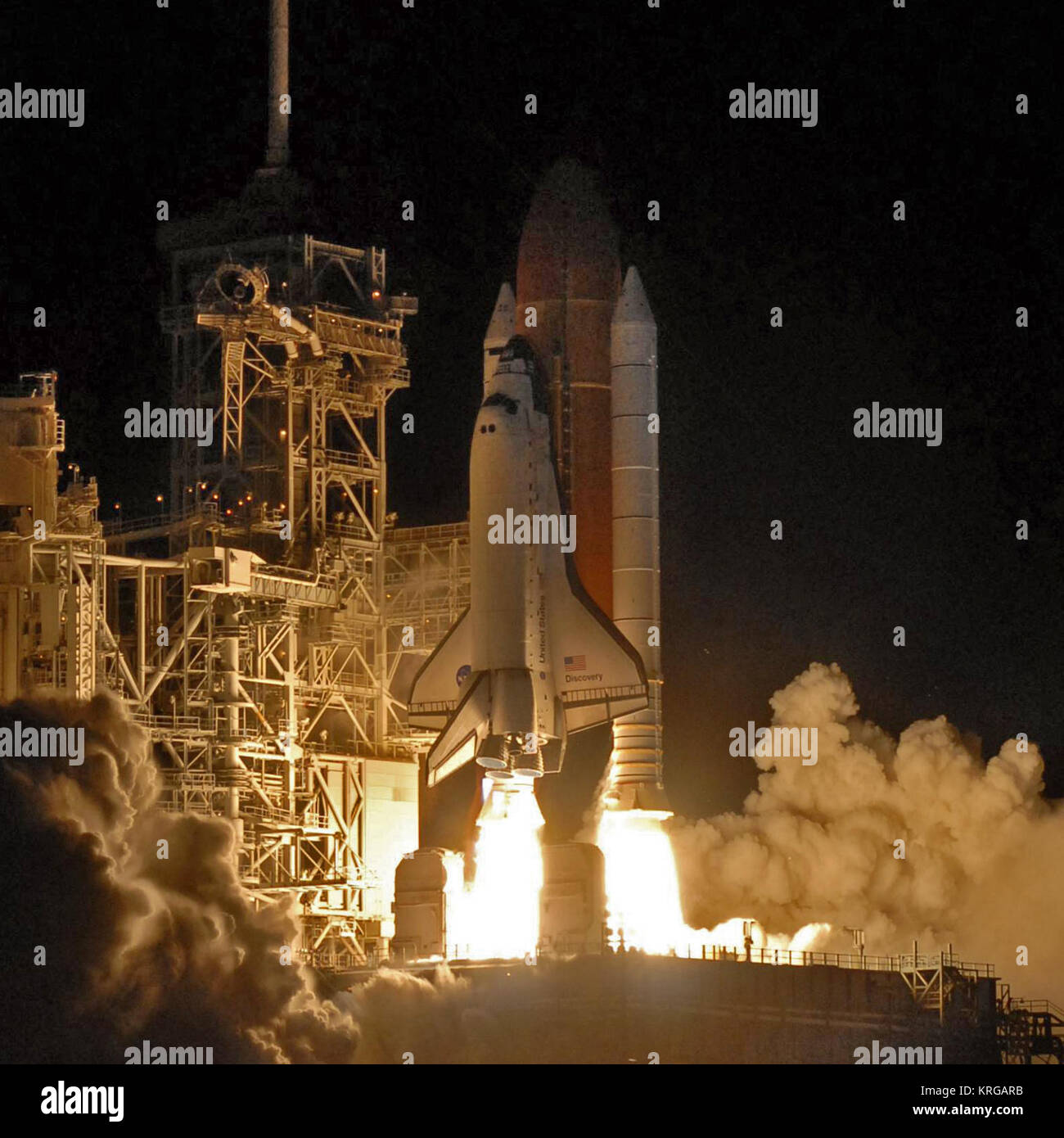 STS-116 Launch (KSC-06PD-2750) cropped Stock Photo - Alamy