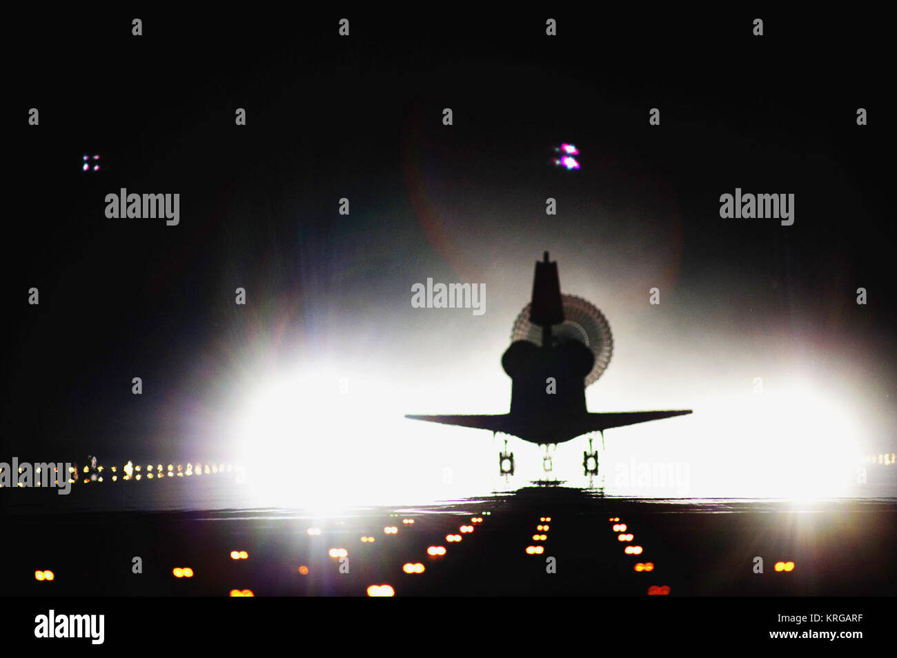 Final landing space shuttle discovery hi-res stock photography and ...