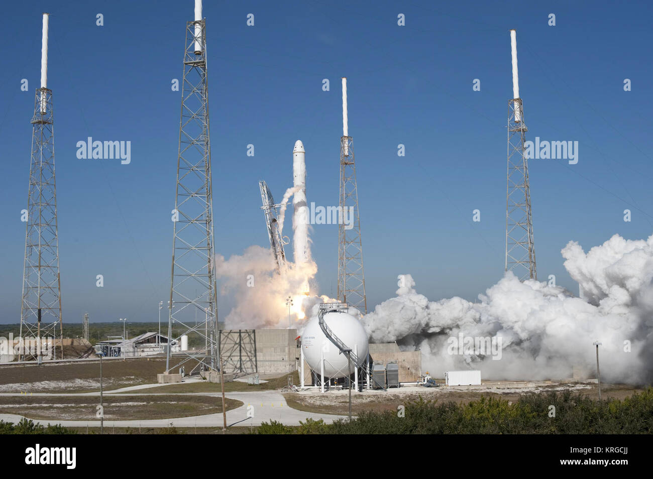 Falcon 9 lift off hi-res stock photography and images - Alamy
