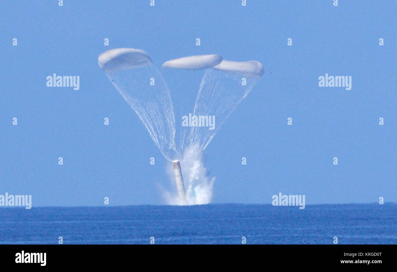 Splashdown hi-res stock photography and images - Alamy
