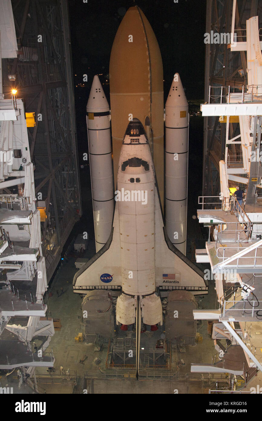 STS132 rollout Apr5 Stock Photo - Alamy