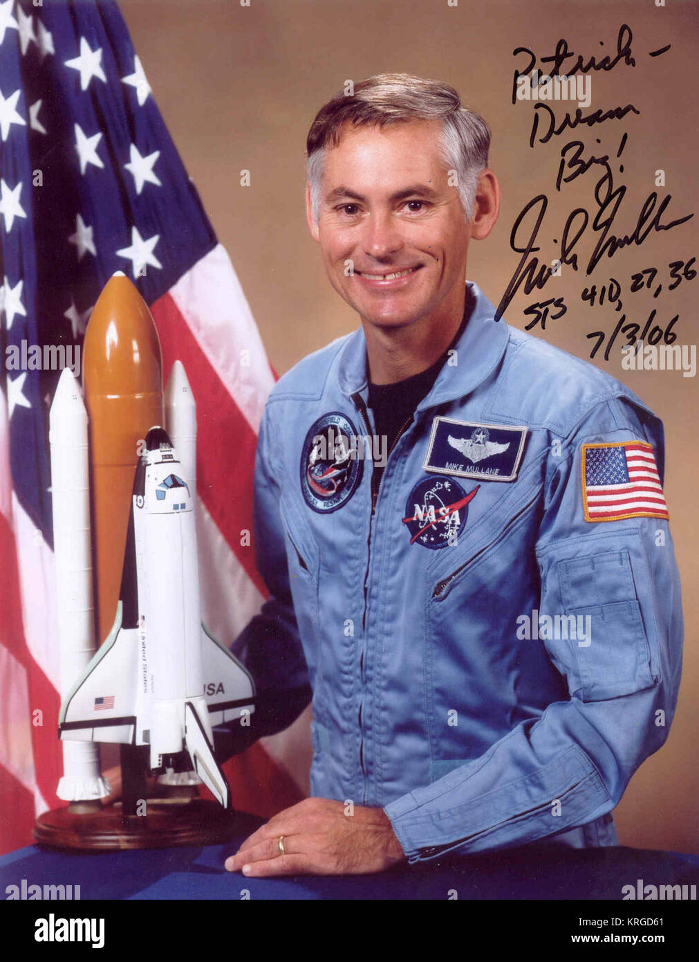 Autographed photo of Mike Mullane Stock Photo - Alamy