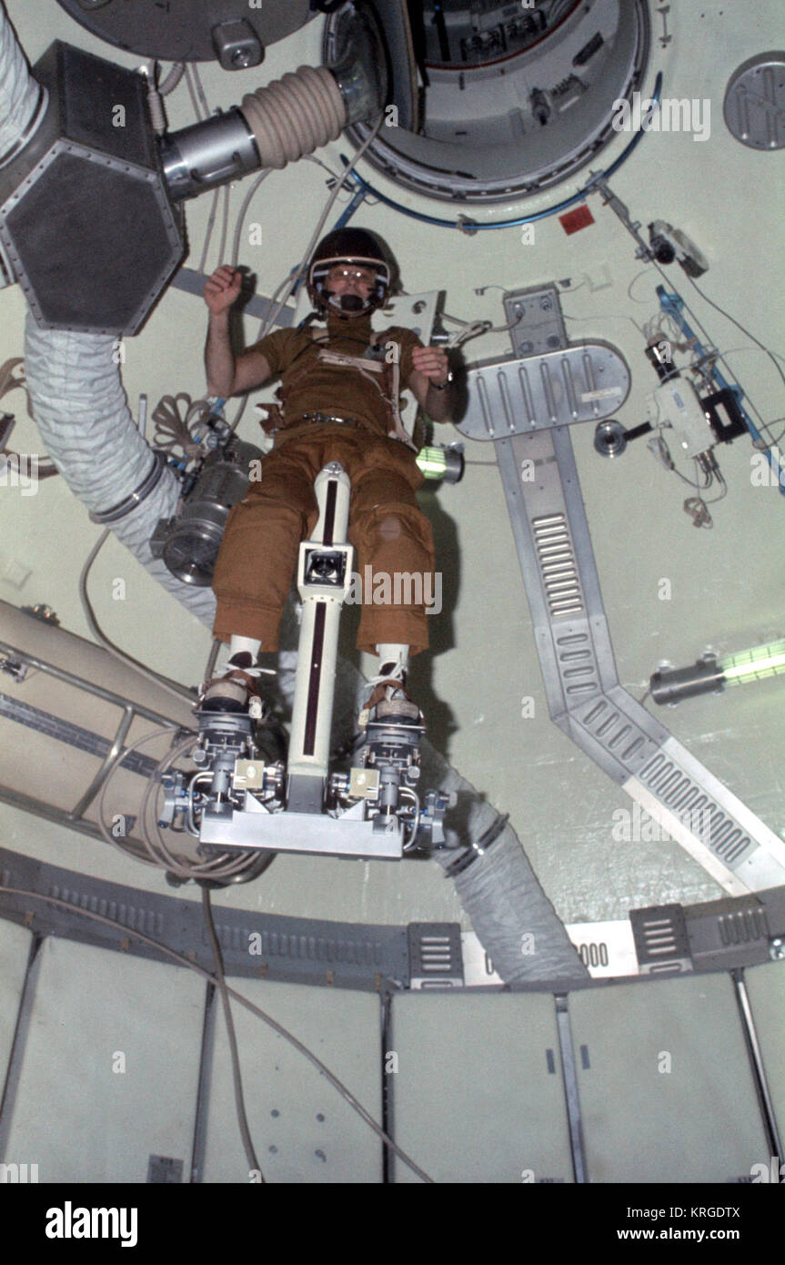 Astronaut maneuvering equipment hi-res stock photography and images - Alamy