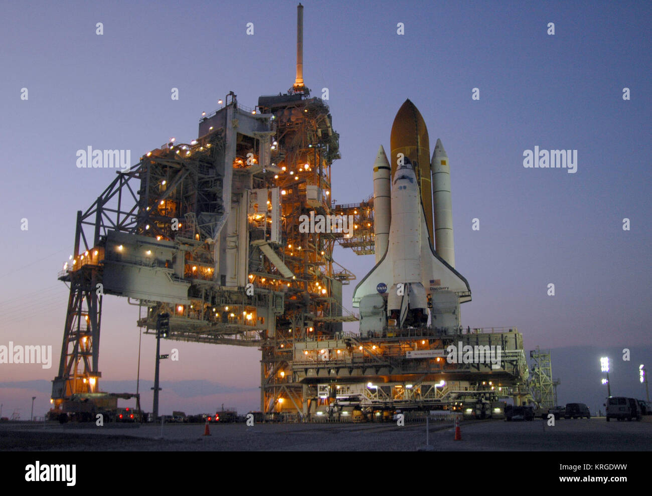 Space Shuttle Discovery rests on Launch Pad 39B Stock Photo - Alamy