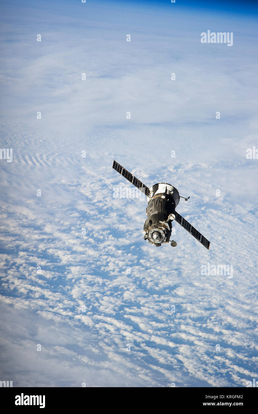 Soyuz TMA-09M spacecraft departs from the ISS (b Stock Photo - Alamy Soyuz TMA-09M spacecraft departs from the ISS (b Stock Photo - Alamy