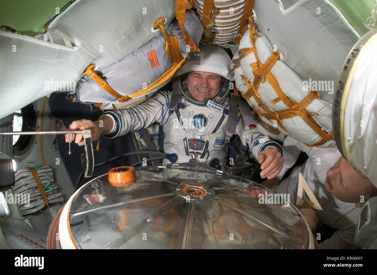 ISS-06 Nikolai Budarin in the Soyuz TMA-1 spacecraft Stock Photo - Alamy