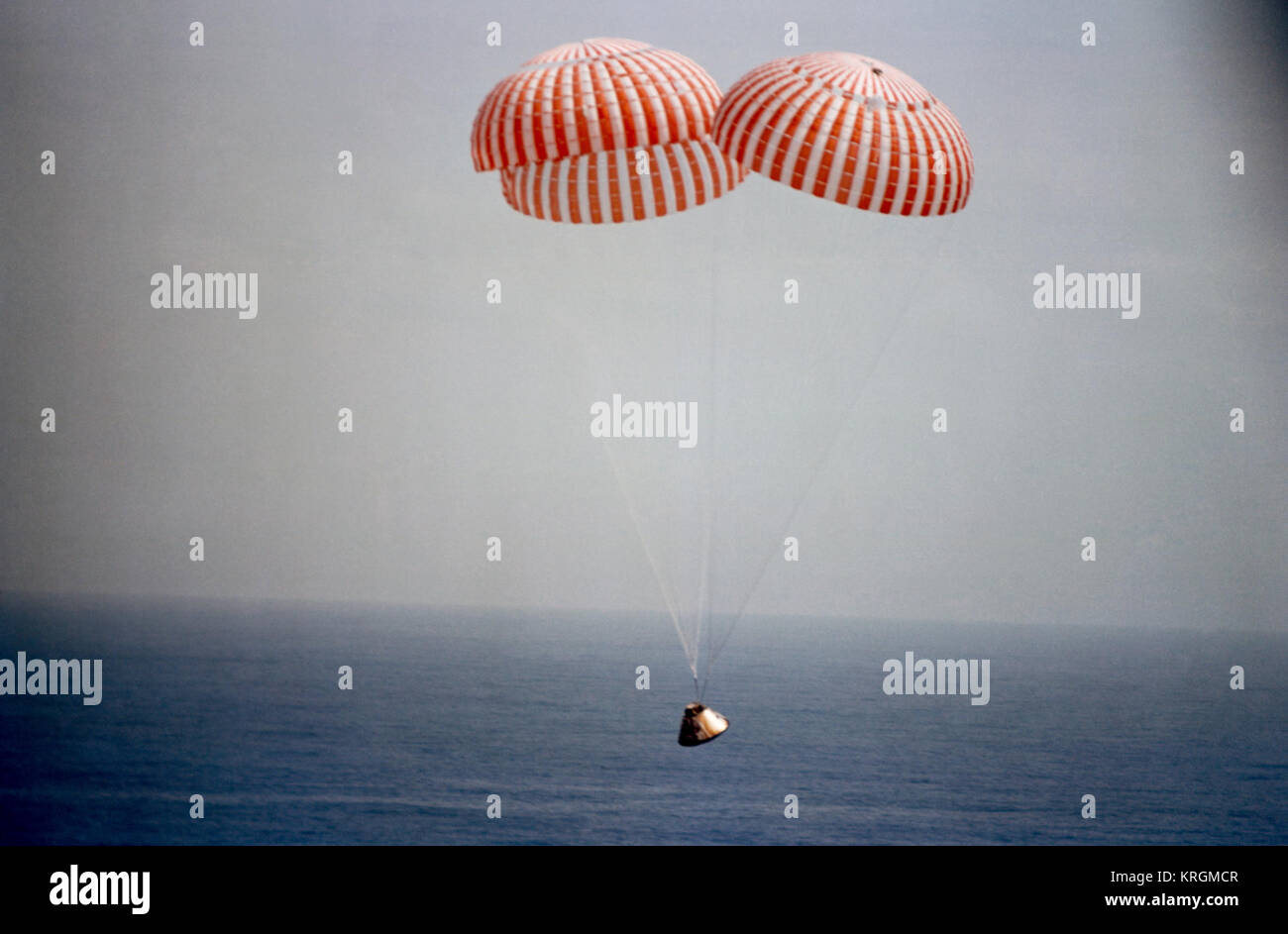 Splashdown apollo hi-res stock photography and images - Alamy