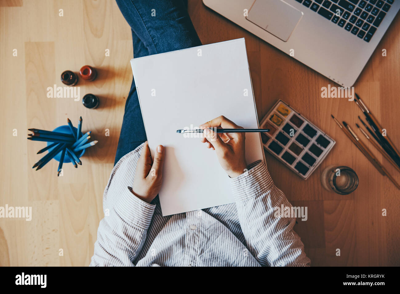 Creative artist working from home in a cozy atmosphere Stock Photo - Alamy