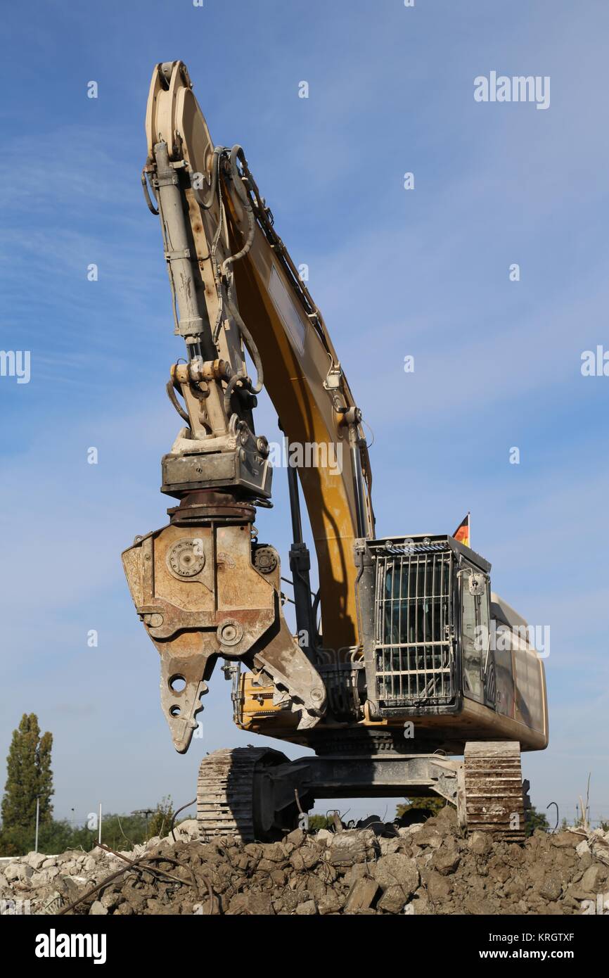 Demolition scissors hi-res stock photography and images - Alamy