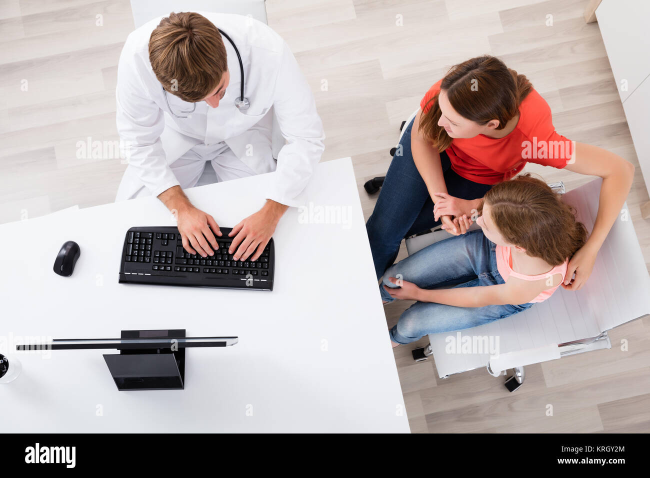 Doctor Having Discussion With Patient In Clinic Stock Photo - Alamy