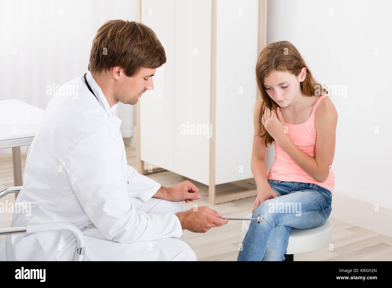Doctor Checking Knee Reflex On Child Patient Stock Photo - Alamy
