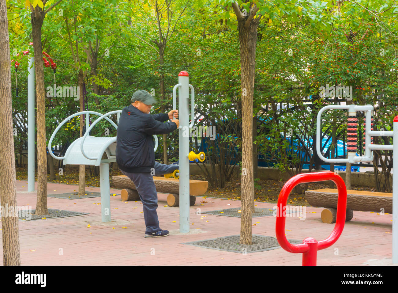 An old man who exercises hi-res stock photography and images - Alamy