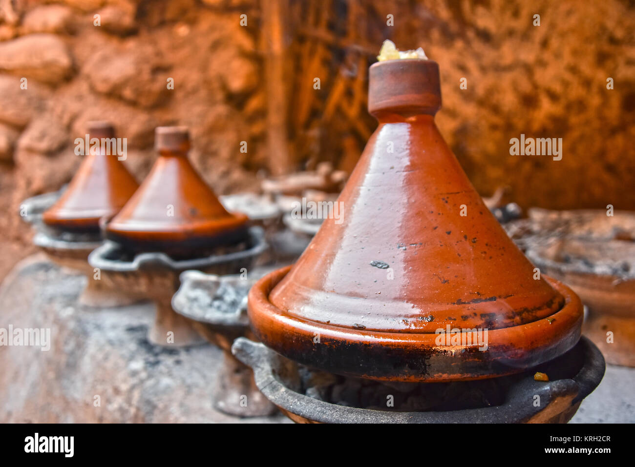 Cooking traditional Moroccan tajine Stock Photo - Alamy