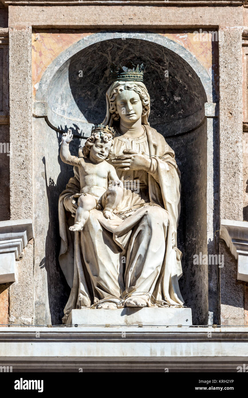 Madonna and Jesus child Stock Photo - Alamy