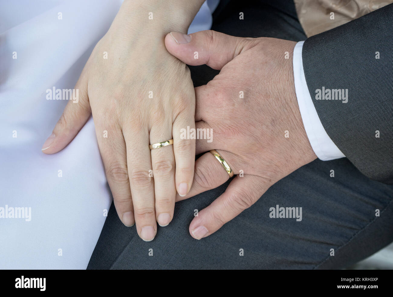 Bride and groom showing their wedding rings Stock Photo - Alamy
