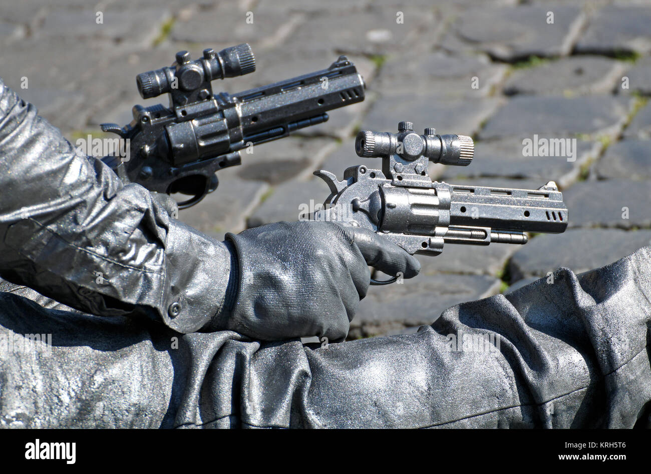 Gun barrel and spy hi-res stock photography and images - Alamy