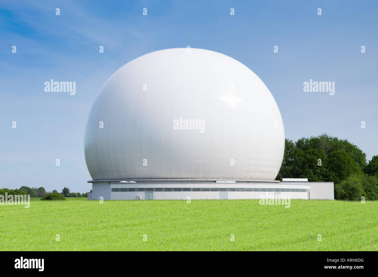 Ground data link antenna system hi-res stock photography and images - Alamy