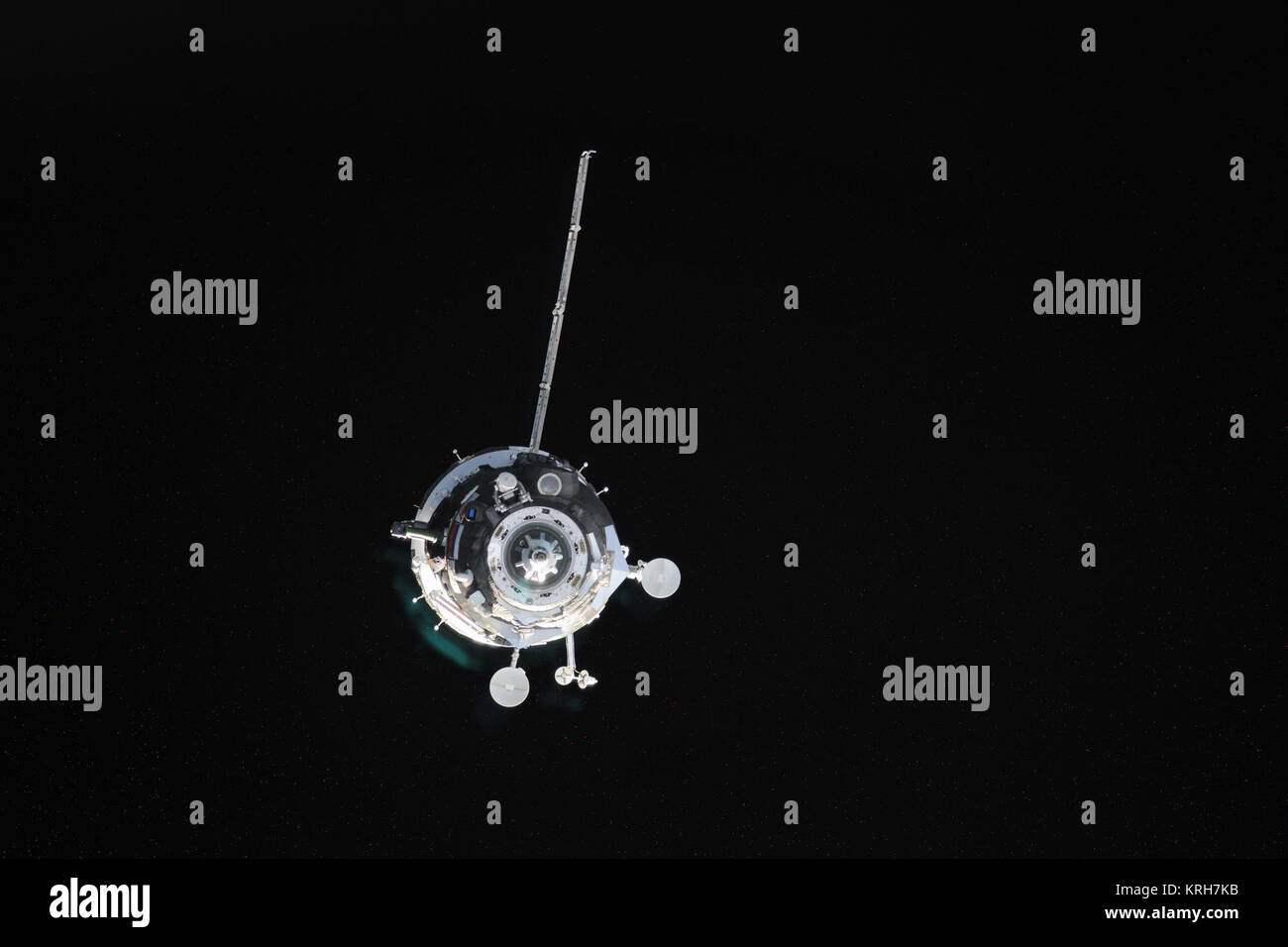 Russian soyuz spacecraft approaches hi-res stock photography and images ...