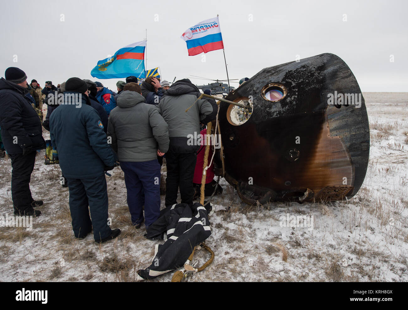 Ground support personnel work to extract Expedition 41 Commander Max ...