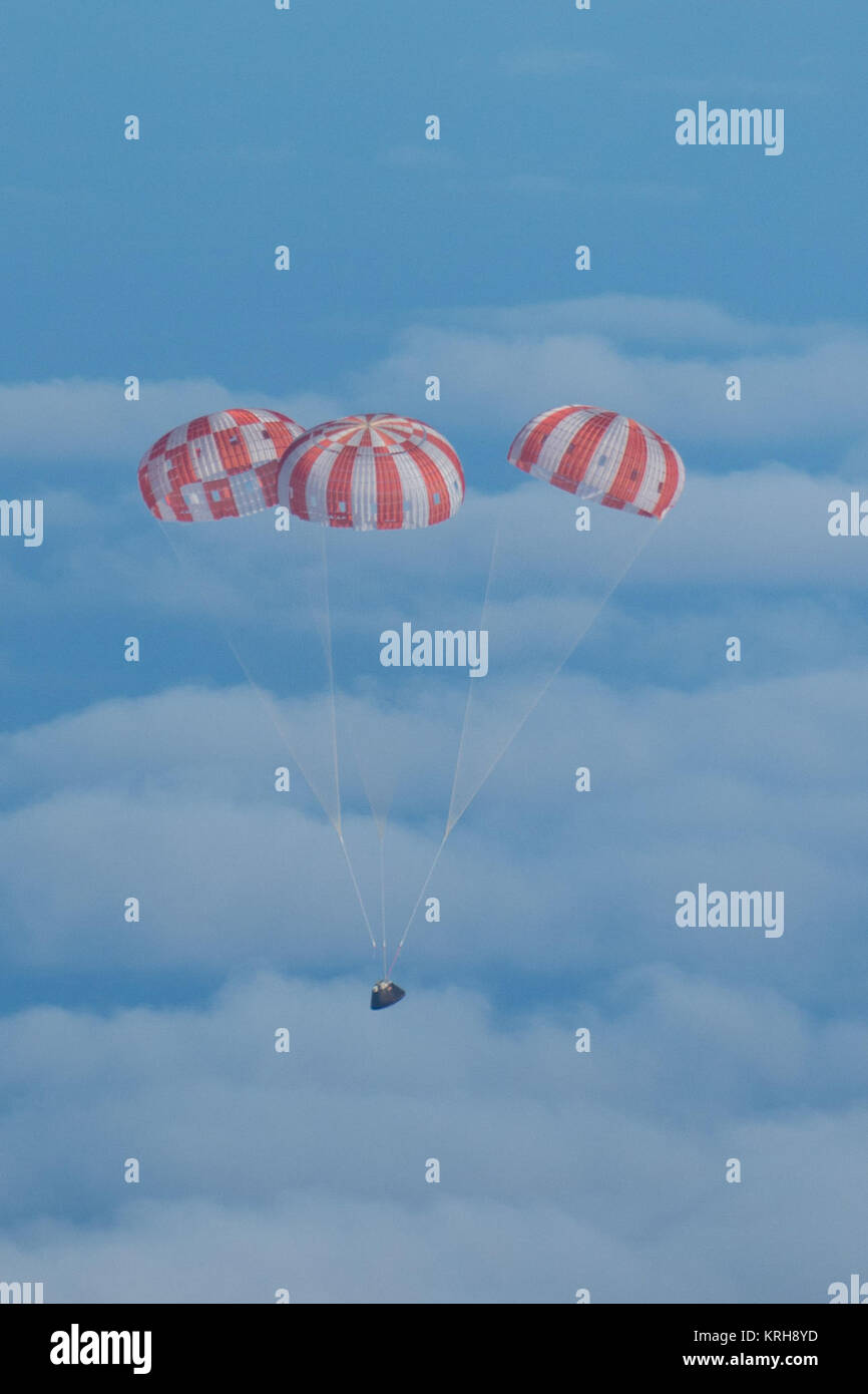 Main parachutes fully deployed on Orion EFT-1 Stock Photo - Alamy