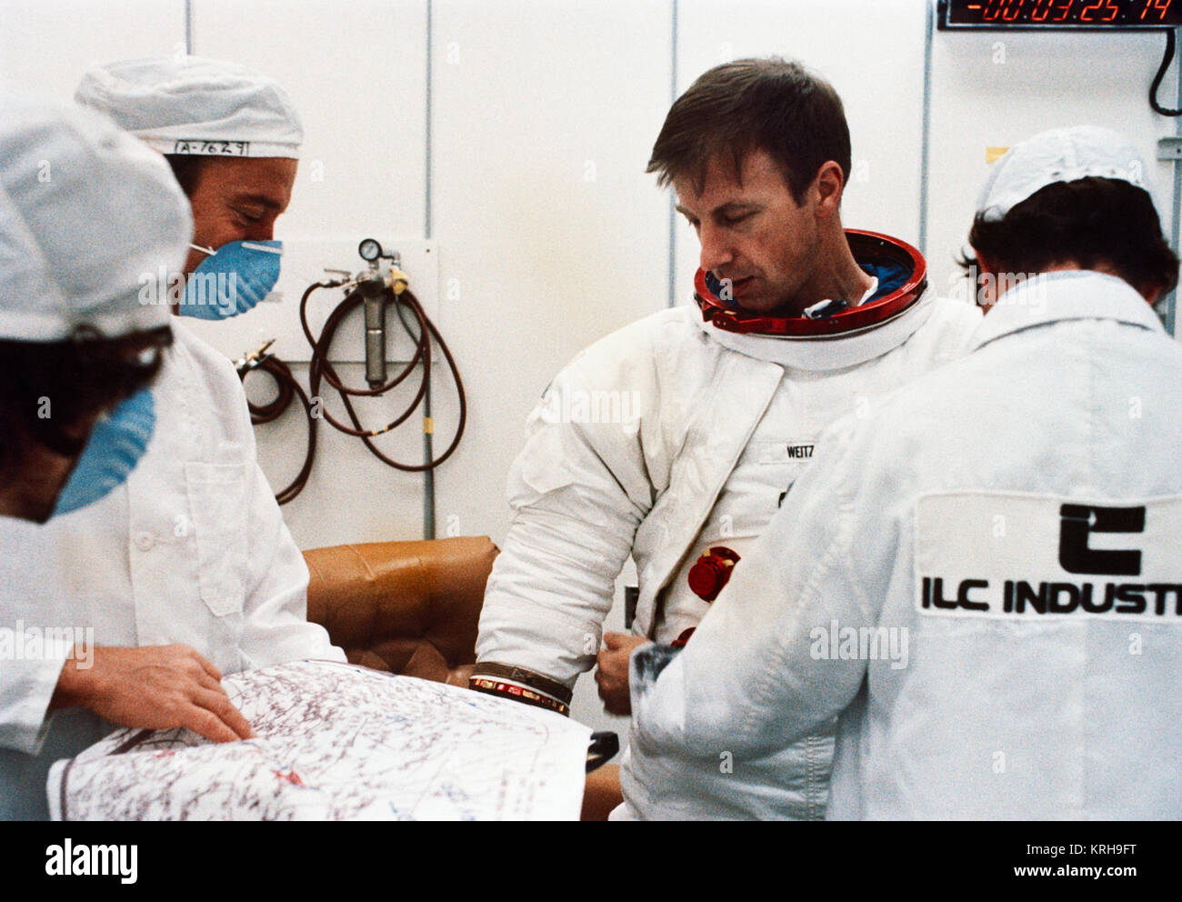 Paul weitz nasa hi-res stock photography and images - Alamy