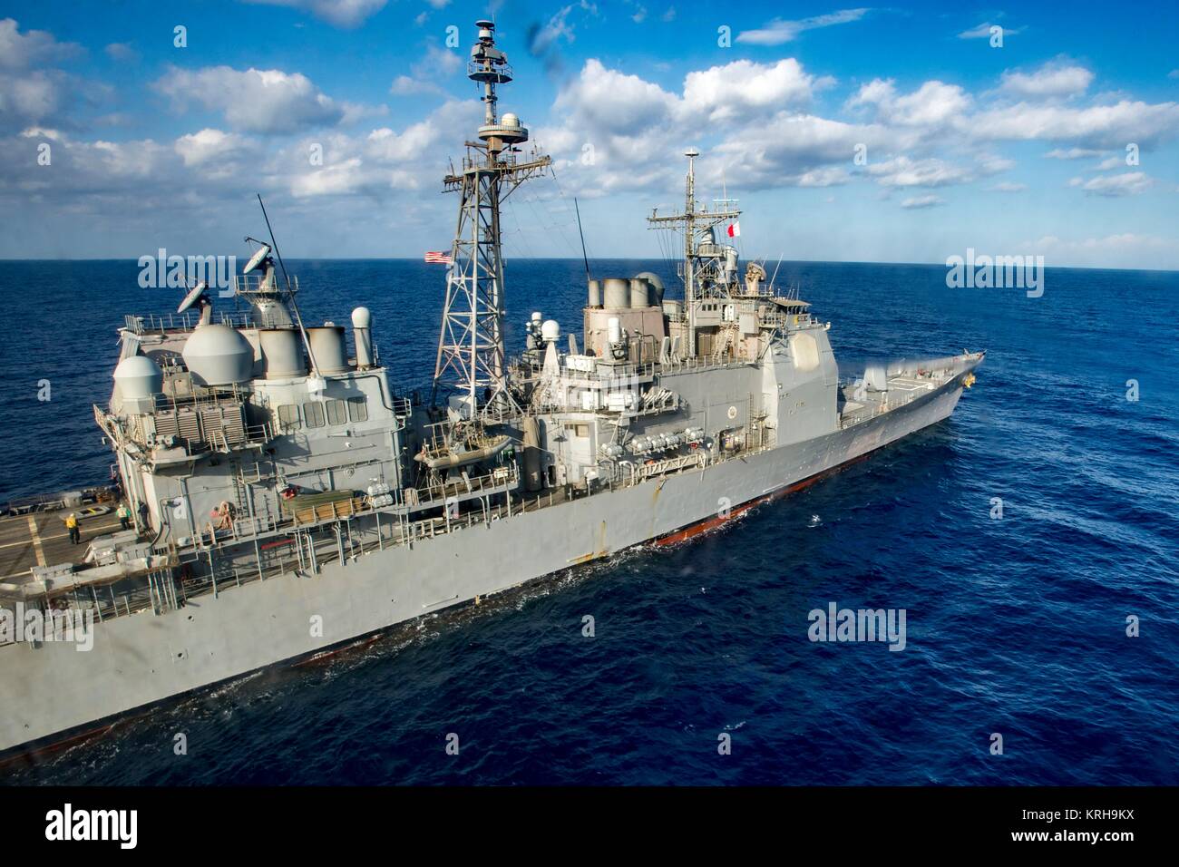 The USN Ticonderoga-class guided-missile cruiser USS San Jacinto steams ...