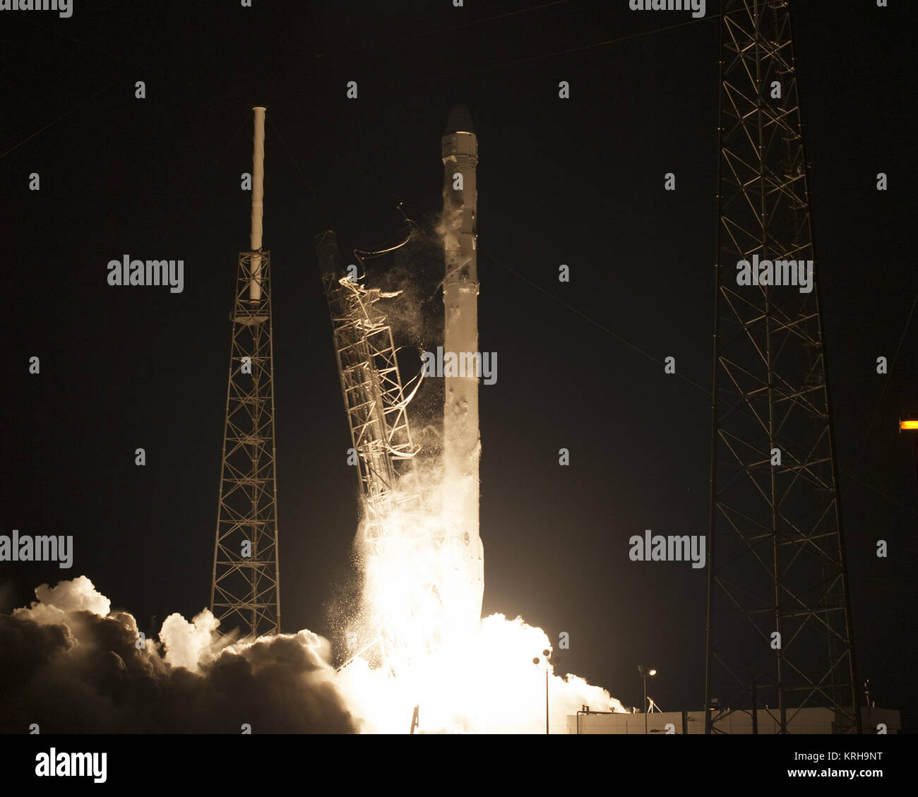 Spacex falcon rocket carrying hi-res stock photography and images - Alamy
