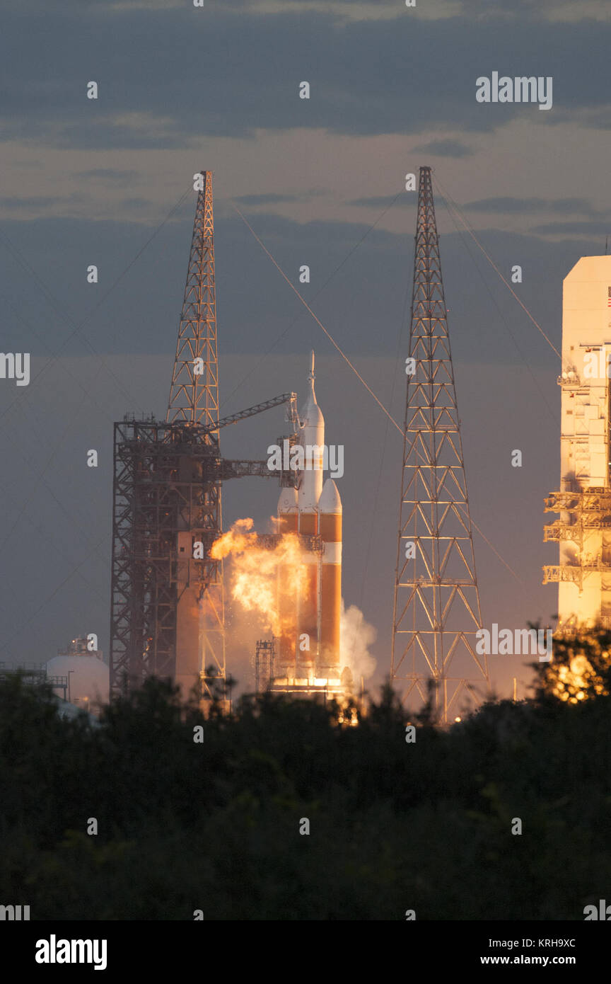 Delta iv heavy 2014 hi-res stock photography and images - Alamy
