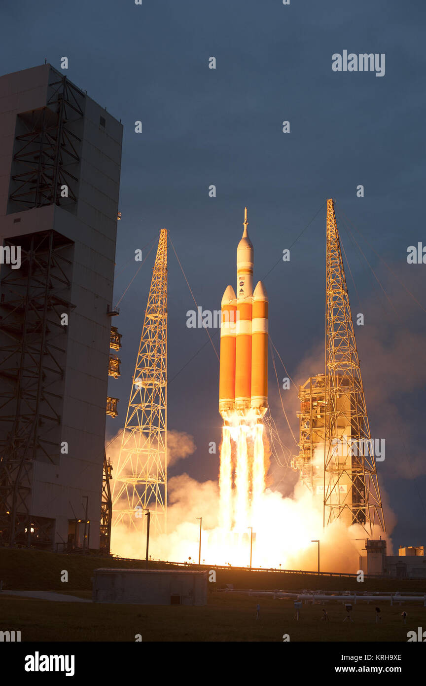 Launch of Delta IV Heavy with Orion EFT-1 (KSC-2014-4758 Stock Photo ...