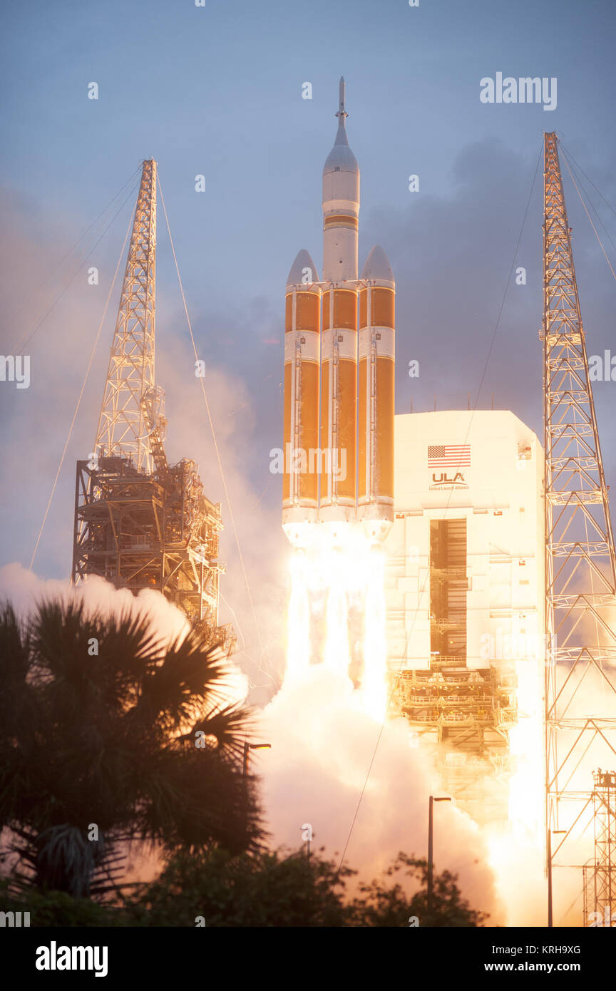Launch of Delta IV Heavy with Orion EFT-1 (KSC-2014-4746 Stock Photo ...