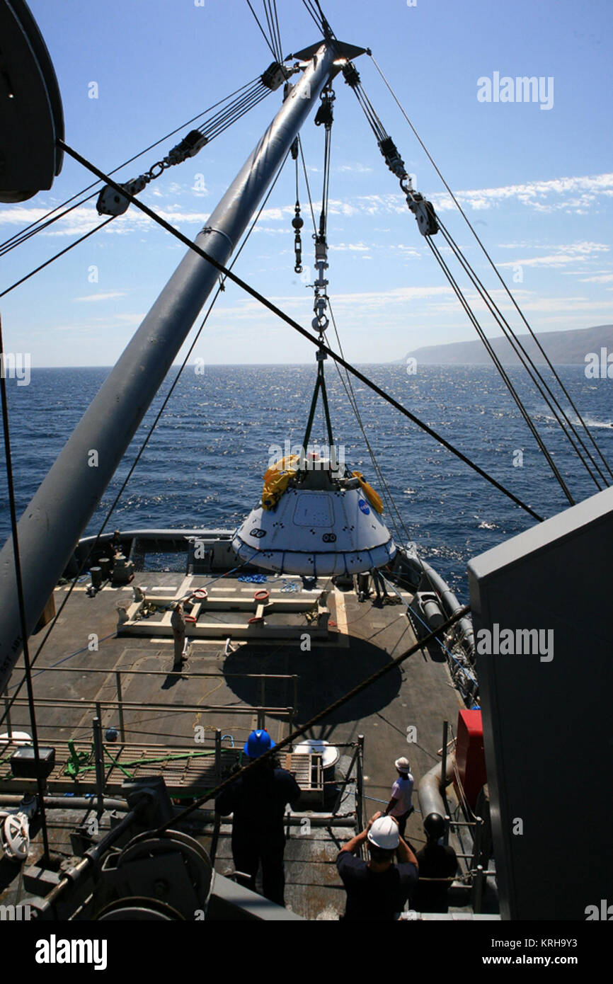USNS Salvor maneuvers Orion boilerplate test vehicle (KSC-2014-3878 ...