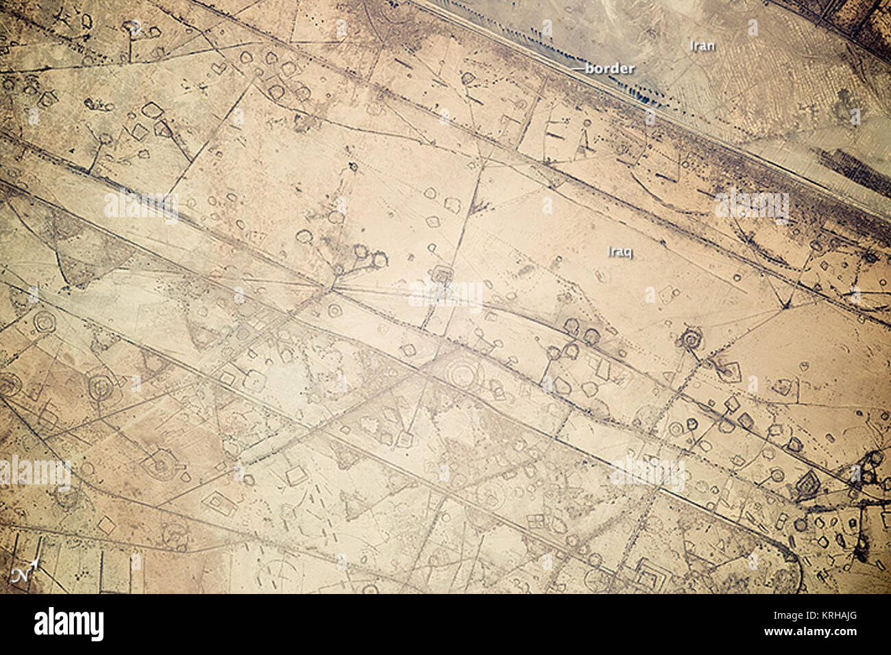Fortification Patterns on the Iraq-Iran Border Stock Photo - Alamy