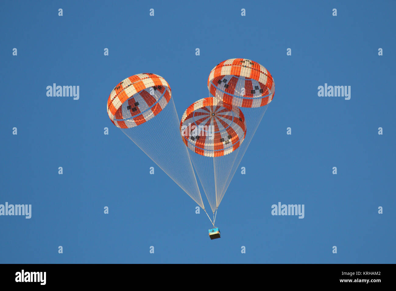 Parachute drop hi-res stock photography and images - Alamy