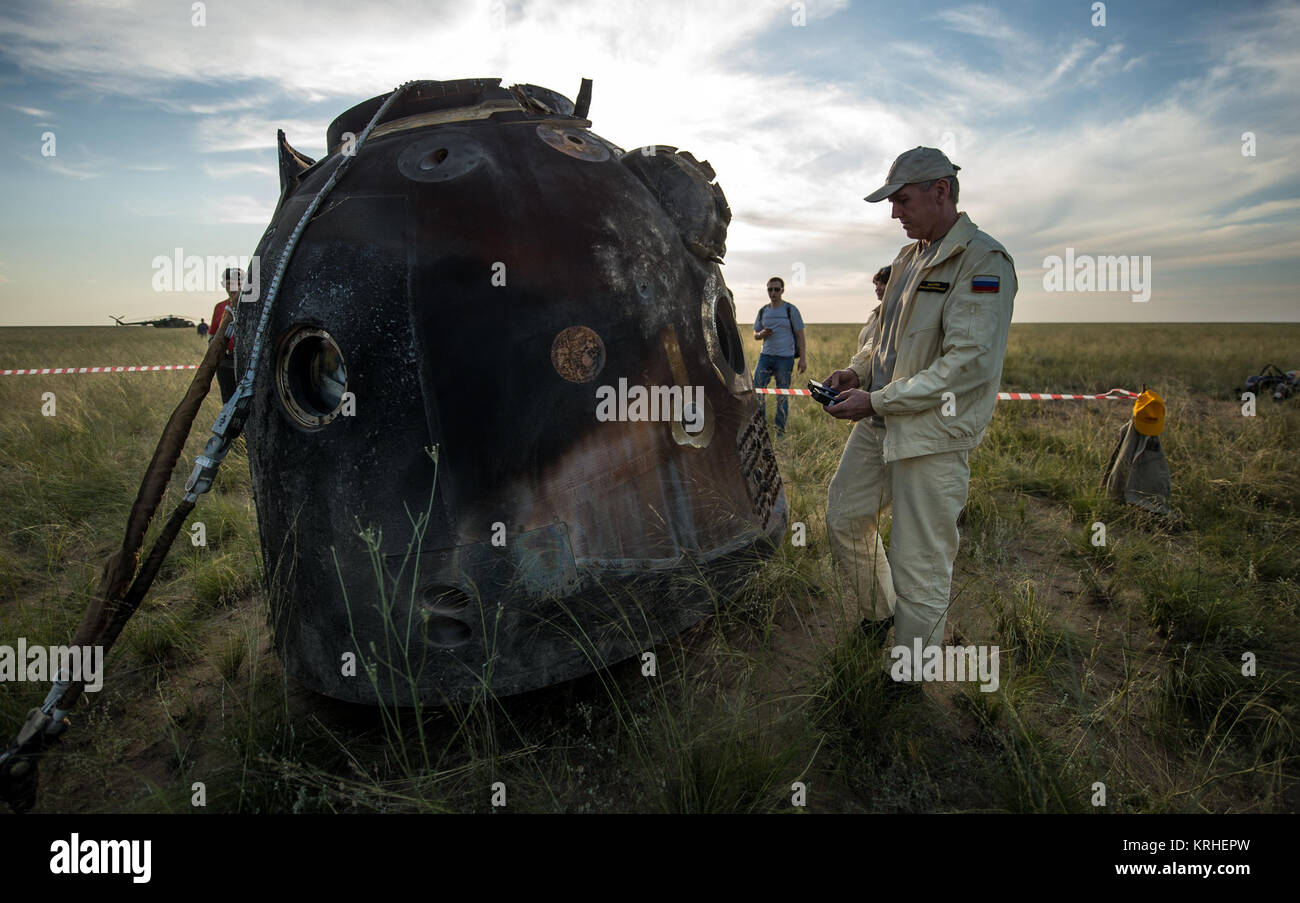 The Soyuz TMA-15M spacecraft, with Expedition 43 commander Terry Virts ...