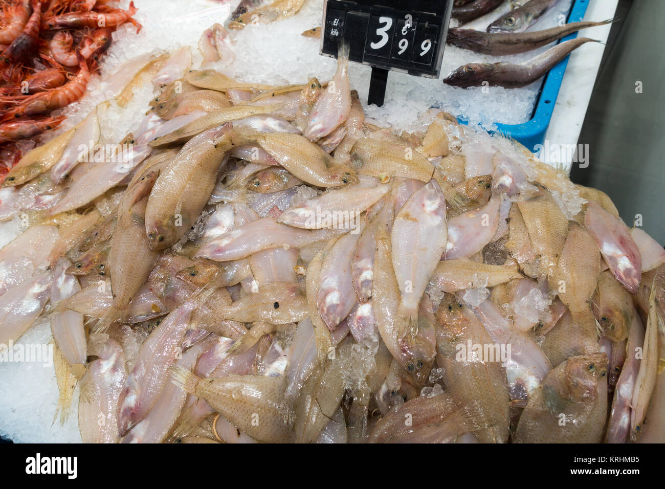 Supermarket fish counter hi-res stock photography and images - Alamy