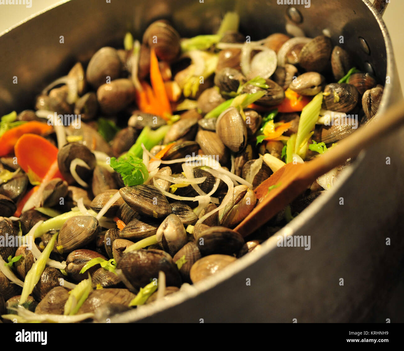 Clams in a pot Stock Photo - Alamy