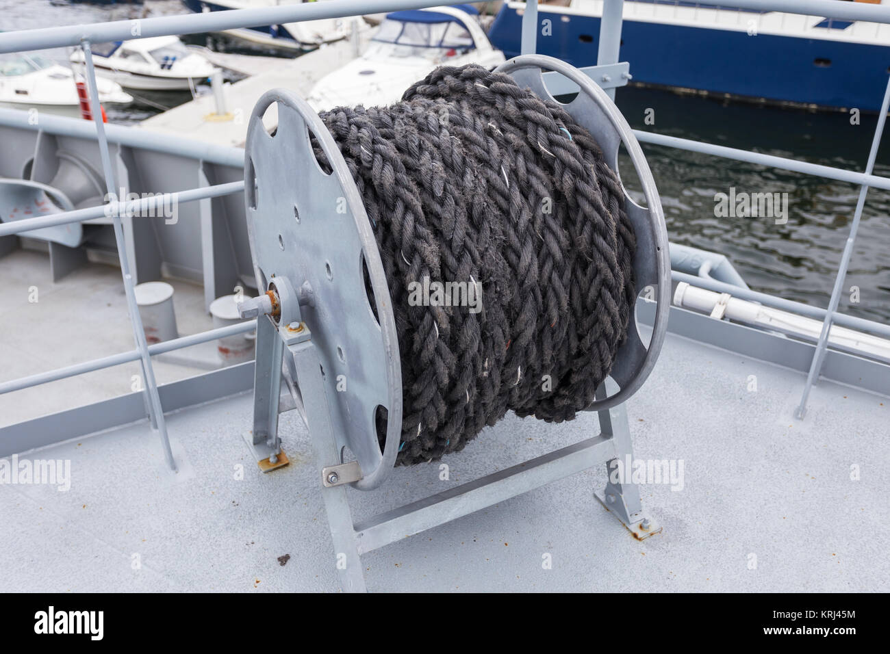 Nautical mooring rope Stock Photo - Alamy