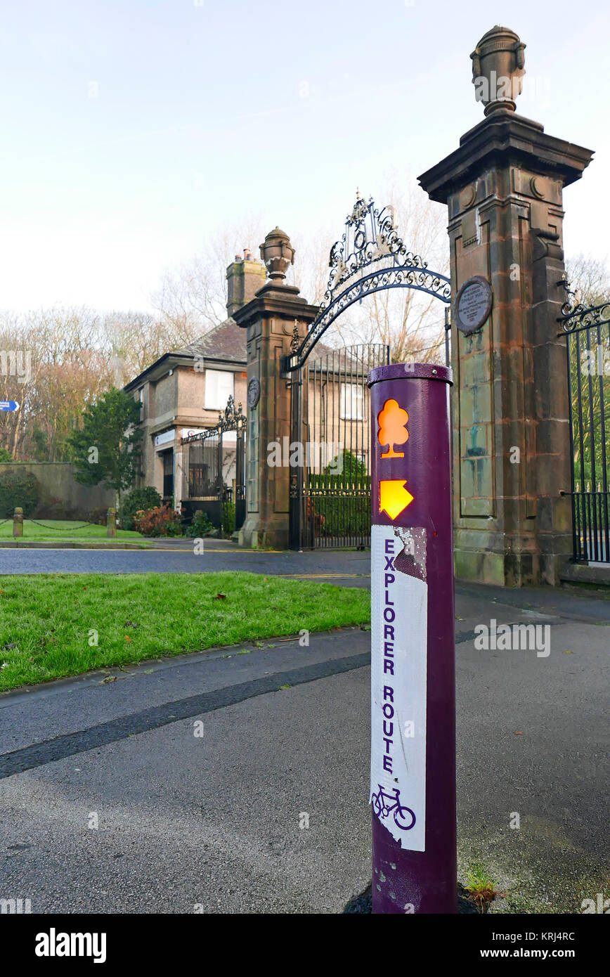 Cyclists explorer route bollard pointing to Stanley Park gates ...