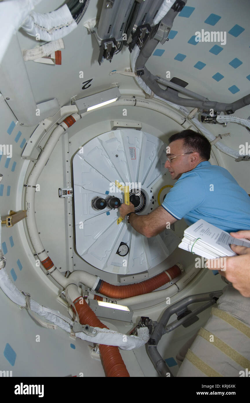 Closing hatch hi-res stock photography and images - Alamy