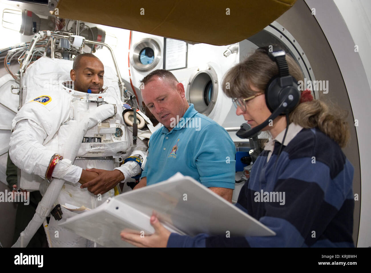PHOTO DATE(S): 08/27/09 (Satcher) @ 0900 LOCATION: Bldg 7/SSATA Chamber ...