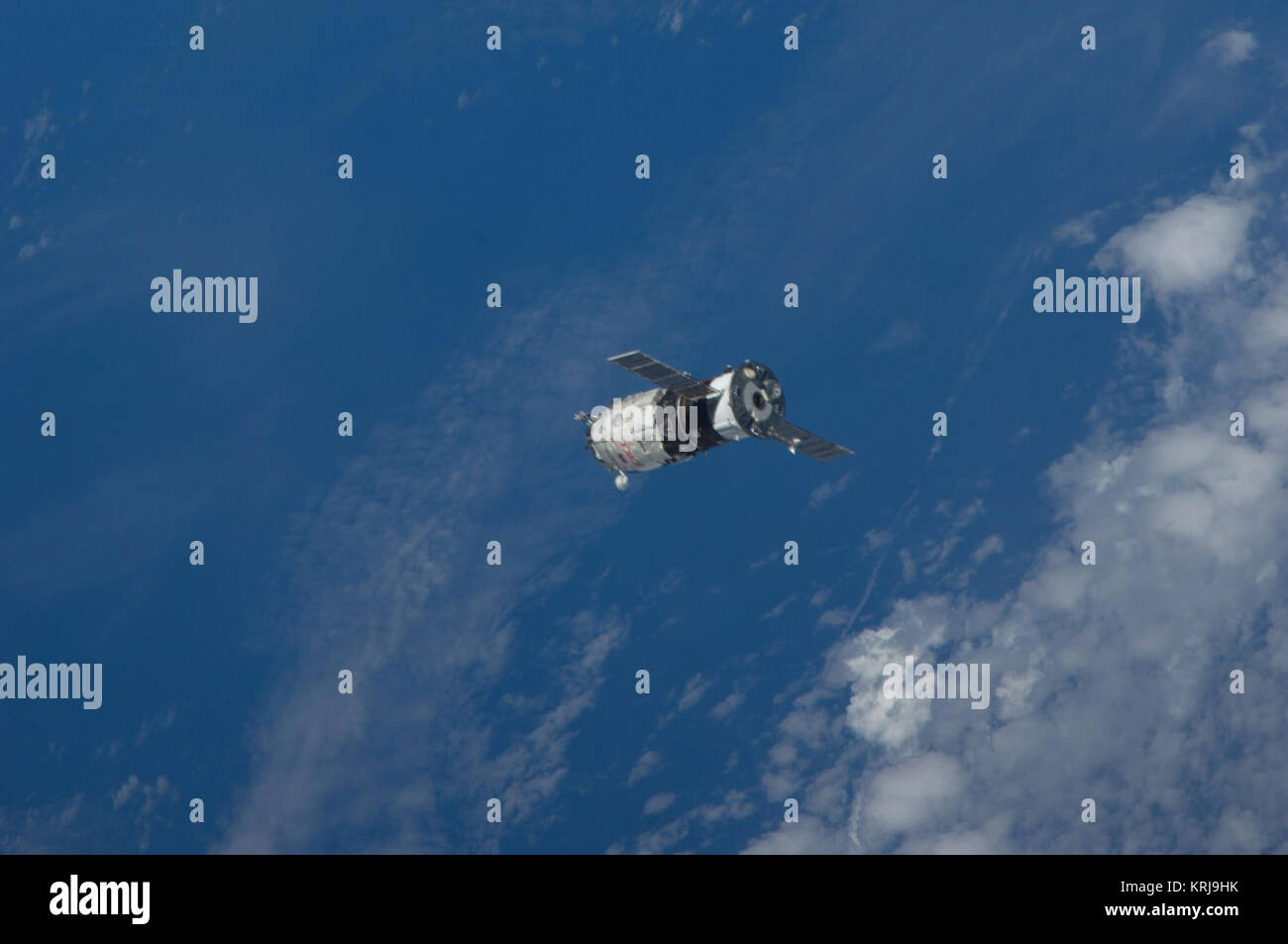 Poisk approaches ISS 01 Stock Photo - Alamy