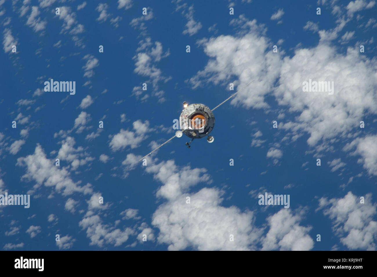 Poisk approaches ISS 03 Stock Photo - Alamy