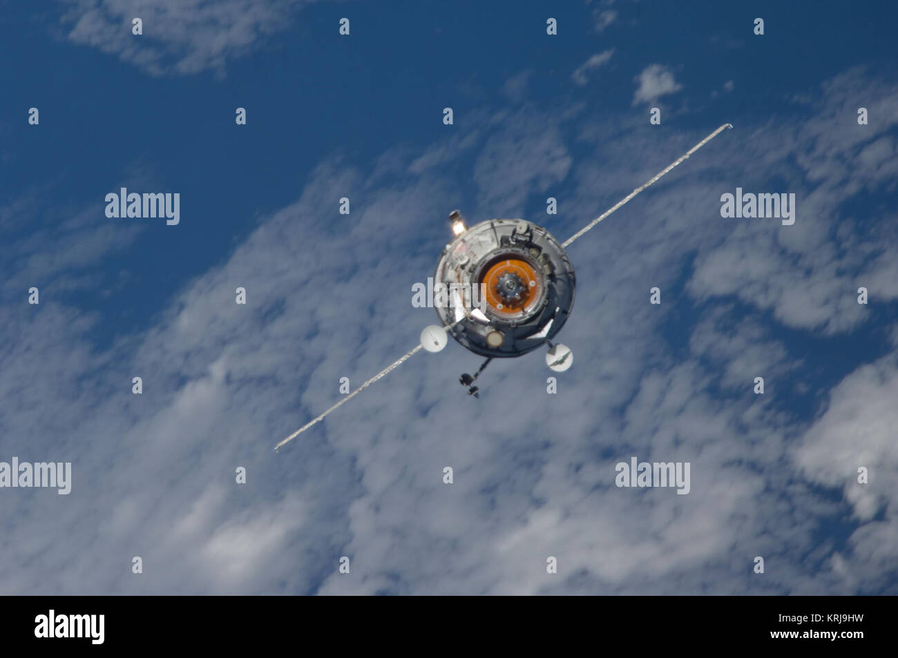 Poisk approaches ISS 04 Stock Photo - Alamy