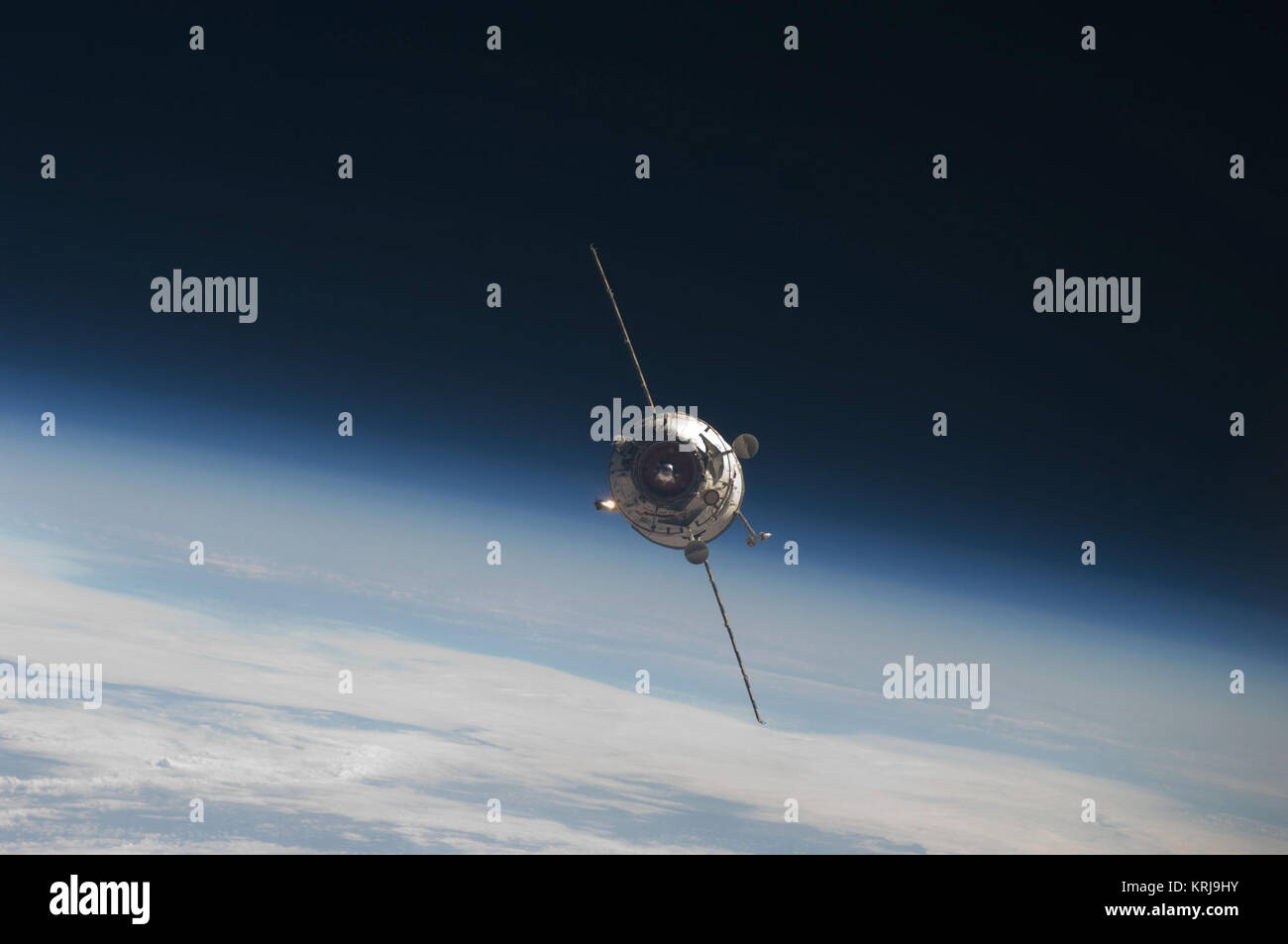 Poisk approaches ISS 06 Stock Photo - Alamy